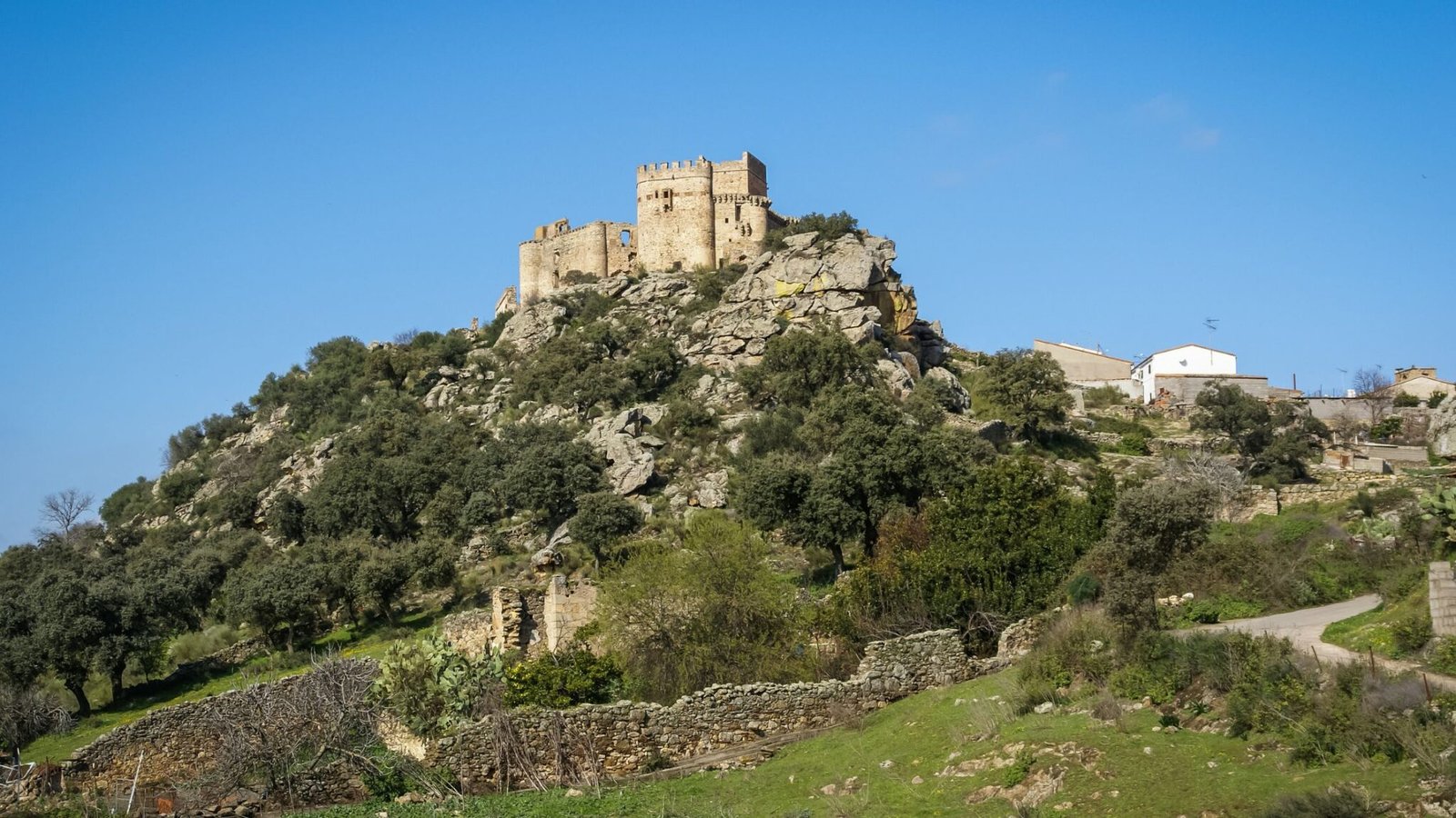 El Castillo de Belvís de Monroy Brilla con Nueva Iluminación Artística ...